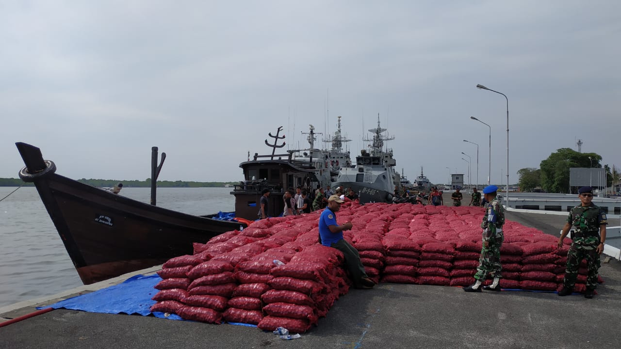 TNI AL TANGKAP KAPAL PENYELUNDUP BAWANG MERAH DI SEKITAR PERAIRAN ...