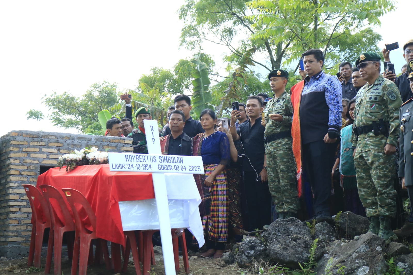 Bupati Samosir, Hadiri Pemakan Serka Anumerta Roybertus Simbolon ...