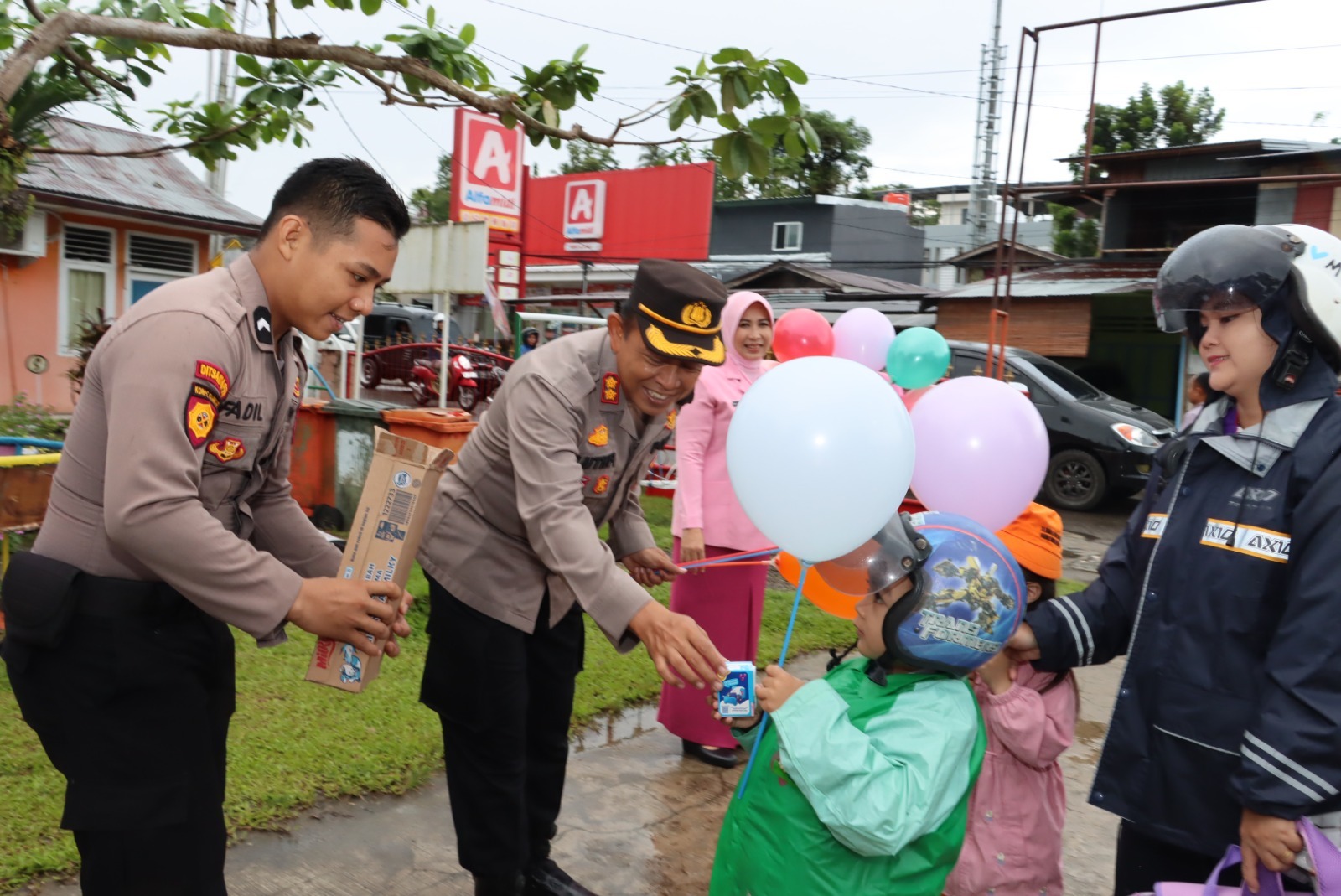Kejutan Tahun Ajaran Baru, Kapolres bersama Ketua YKB Cabang Nias ...